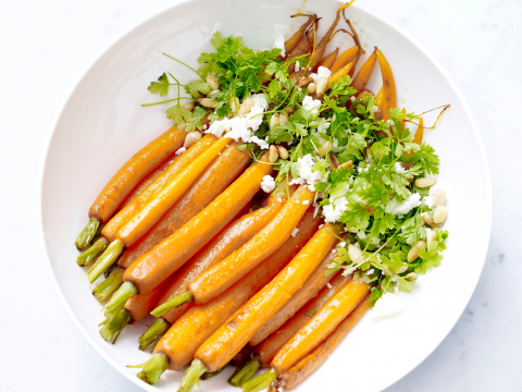 Geglaceerde worteltjes met feta - Libelle Lekker