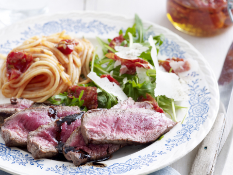 Steak tagliata met rucola, parmezaan en balsamicosaus - Libelle Lekker