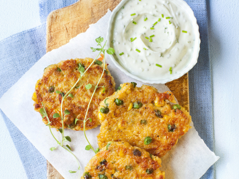 Aardappel-erwtjes rösti met kruidendip - Libelle Lekker