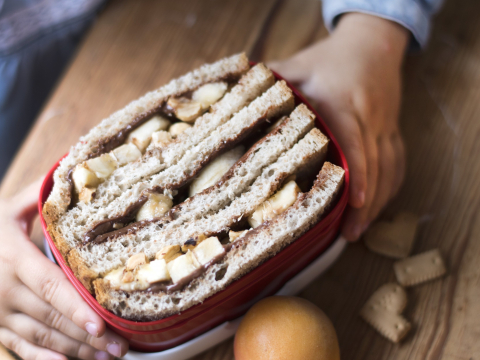 Boterham met homemade choco van gegrilde noten, dulce de leche en ...