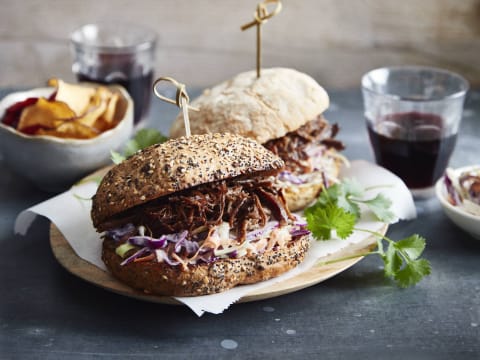 Hamburger pulled duck met sinaasappelsaus en coleslaw - Libelle Lekker