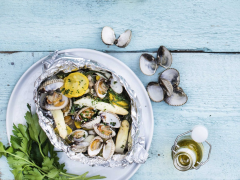 Kokkels met witte asperges, courgette en zeekraal - Libelle Lekker