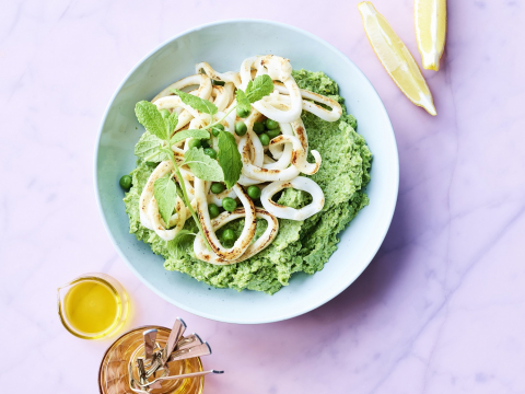 Erwtenpuree met gebakken inktvis in lookolie - Libelle Lekker