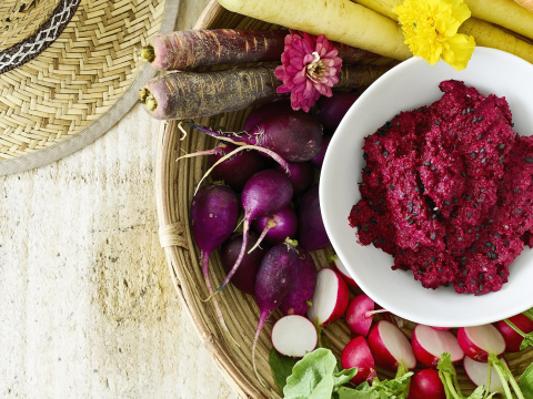 Pittige bietendip met rauwe groenten - Libelle Lekker