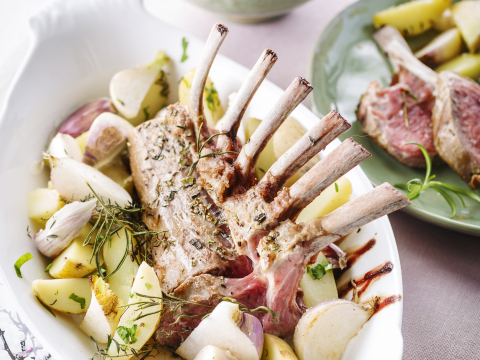 Lamskroon met meiraapjes en een salade van jonge spinazie - Libelle Lekker