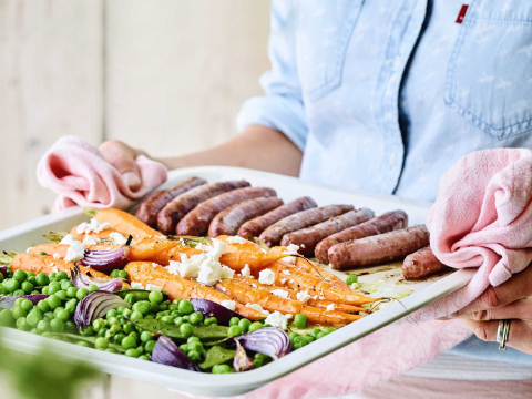 Worstjes met erwtjes en jonge wortelen - Libelle Lekker