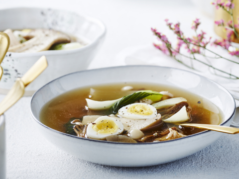 Oosterse bouillon met paksoi en een kwarteleitje - Libelle Lekker