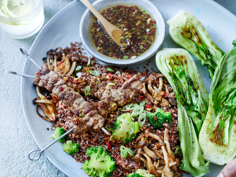 Rode quinoa met paksoi, runderspiesjes en gemberdressing - Libelle Lekker