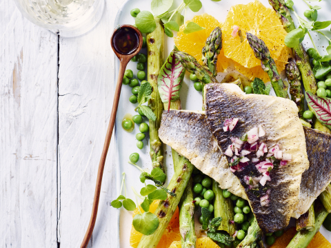 Gebakken roodbaars met asperge-erwtjessalade - Libelle Lekker