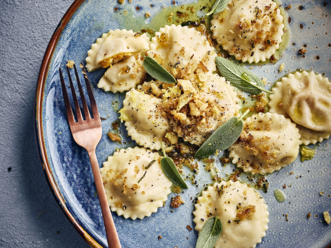 Ravioli met pompoen, gedroogde ham en salie - Libelle Lekker