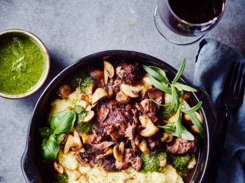 Stoofpotje van runderwangen met salsa verde - Libelle Lekker