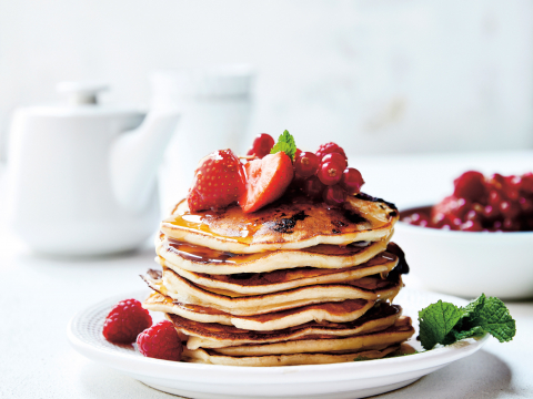 Pancakes aux myrtilles, à la ricotta et salade de fruits rouges ...