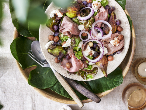 Rode krulsla met rosbief, druiven, vijgen en walnoten - Libelle Lekker