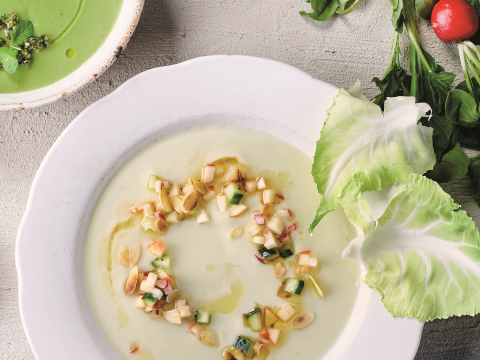 Bloemkoolsoep met brunoise van radijs, komkommer en appel - Libelle Lekker