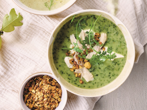 Kervelsoep met kip en granola - Libelle Lekker