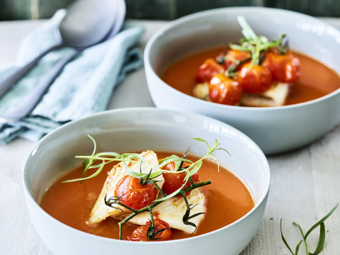 Gegrilde tarbot met paprikagazpacho en geroosterde kerstomaatjes ...