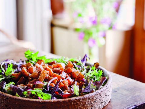 Herfstsalade met gelakte knolgroenten - Libelle Lekker