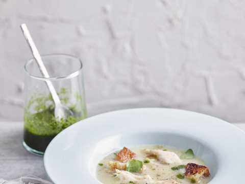 Witloofsoep met waterkersolie, croutons en gerookte forel - Libelle Lekker