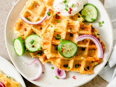 Aardappelwafeltjes met kruiden en gepekelde rode ui - Libelle Lekker