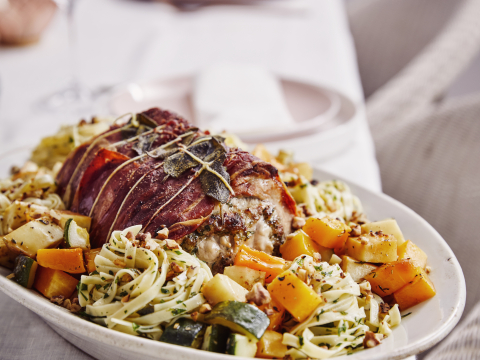 Gevulde varkensrollade met geroosterde groenten - Libelle Lekker