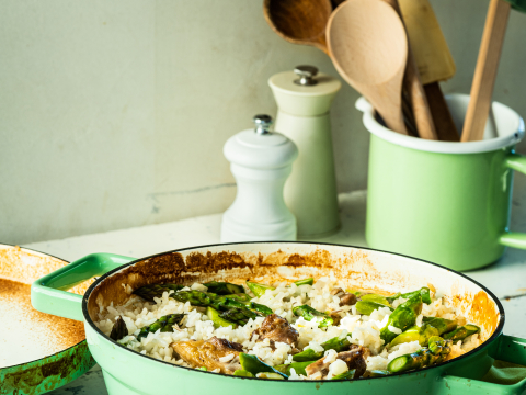 Ovenrisotto met kippenboutfilets en groene asperges - Libelle Lekker