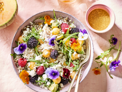 Bessen-bloemensalade met pulled chicken - Libelle Lekker