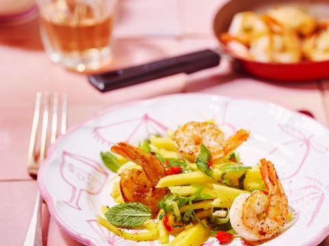 Gebakken scampi's met mango en chilidressing - Libelle Lekker