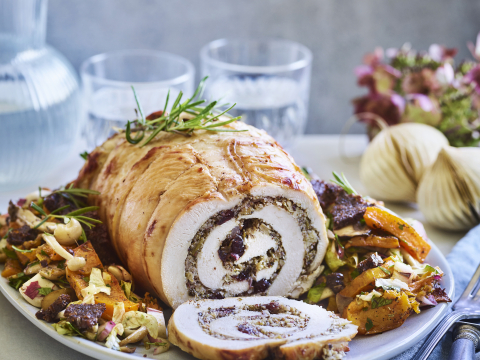 Kalkoenrollade met appel-nootjesvulling en pompoenpanzanella - Libelle ...
