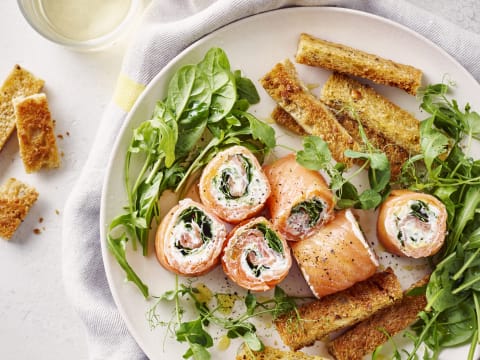 Zalmrolletjes met kruidenkaas en broodsoldaatjes - Libelle Lekker