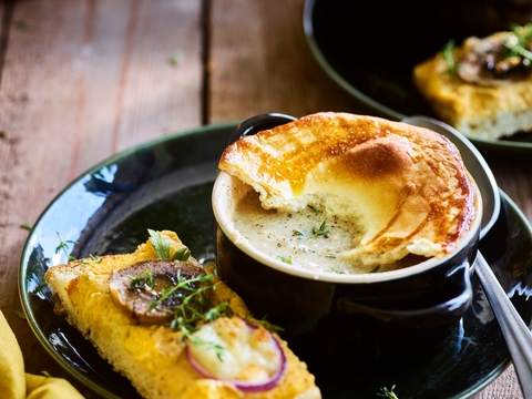 Champignonroomsoep met een korstje en pompoenfocaccia - Libelle Lekker