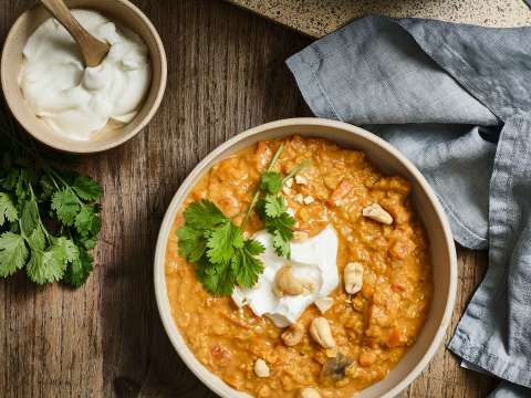Kruidige dahl met rode linzen, wortel en zoete aardappel - Libelle Lekker