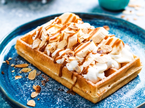 Brusselse wafels met banaan, gezouten karamel en slagroom - Libelle Lekker