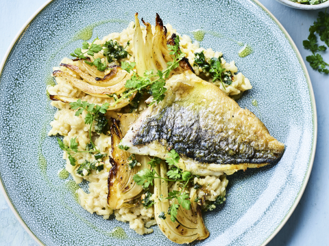 Risotto met gebakken vis, gekaramelliseerde venkel en kervelpesto ...