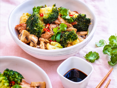 Chinese gewokte broccoli en champignons met varkenshaasje - Libelle Lekker
