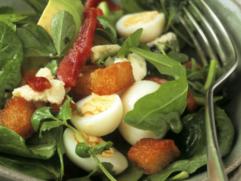 Slaatje met avocado, eitjes en spek - Libelle Lekker