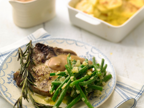 Varkenskotelet met boontjes en picklessaus - Libelle Lekker