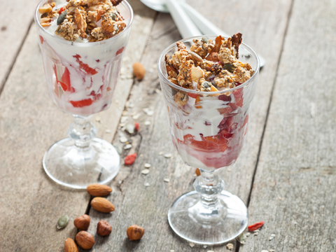 Fruitsla met kokosroom en granola - Libelle Lekker