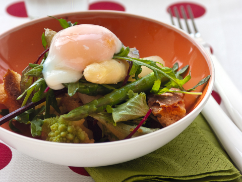 Slaatje met asperges, gepocheerd ei en pancetta - Libelle Lekker