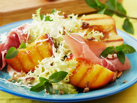 Krulsla met perziken en ham - Libelle Lekker