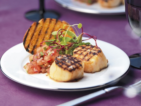 Gegrilde sint-jacobsschelpen op bruschetta met Salsa - Libelle Lekker