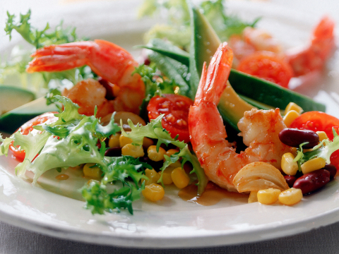 Slaatje met scampi's en avocado - Libelle Lekker