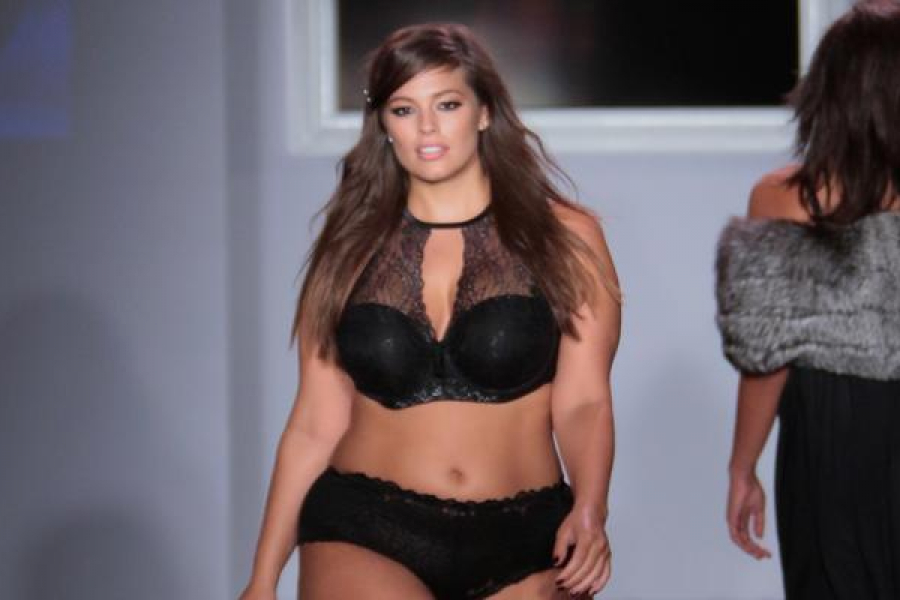Volslank model straalt op de catwalk tijdens NYFW Volslank model straalt op de catwalk tijdens NYFW