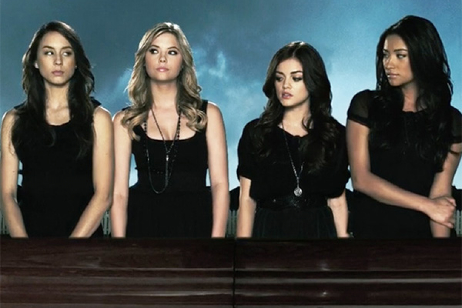 Ohh noooo! De intro van PLL wordt veranderd! - Fashionista