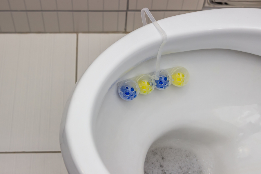 ASTUCE: voilà comment accrocher un nettoyant WC sur le pot