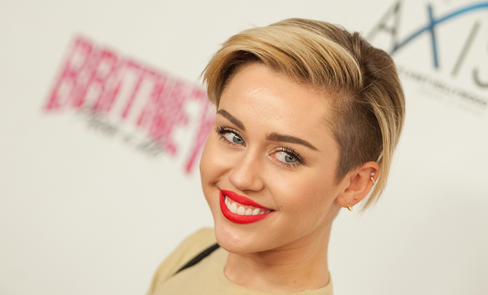 Miley Cyrus: zoom sur son évolution en 12 looks surprenants - Gael.Be