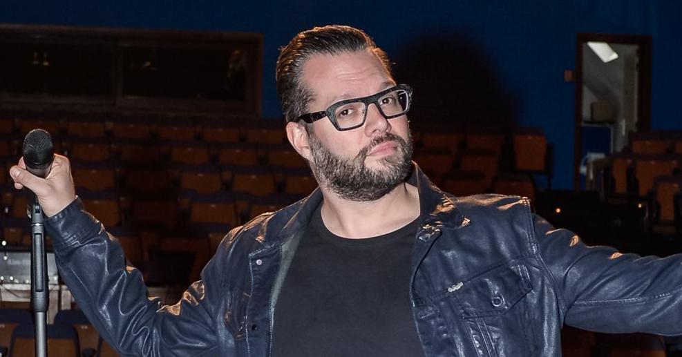 Alex Agnew stopt met metalband en focust zich weer op comedy