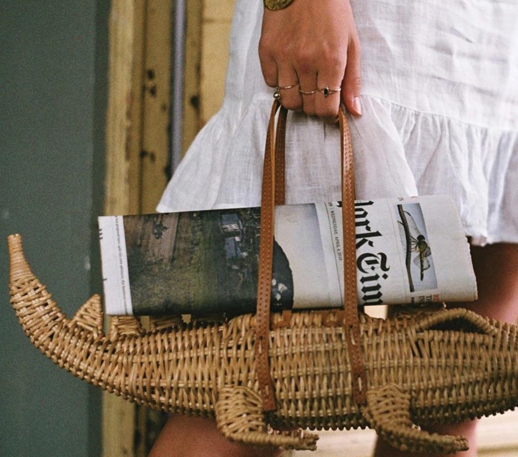 Ce sac en rotin chic et décalé va nous accompagner partout cet été