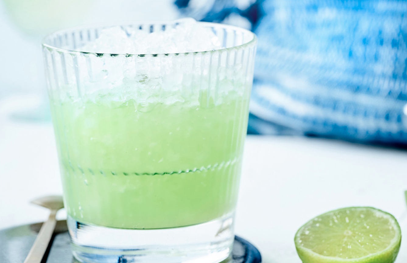 Cocktail d'été rafraîchissant au citron vert et au concombre