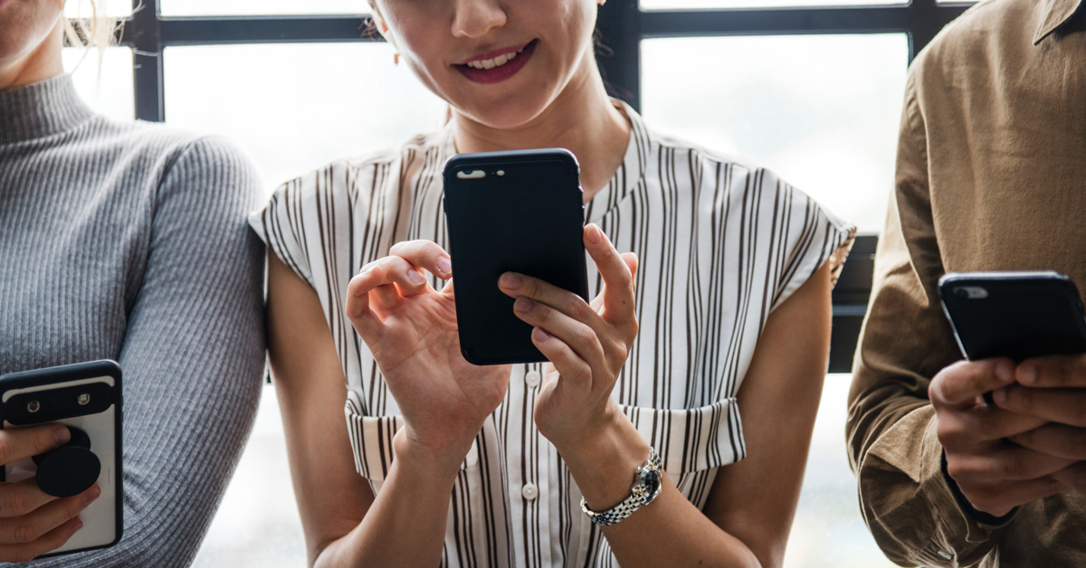 Smartphone-etiquette: deze 7 regels worden volgens onze redactrices nog ...
