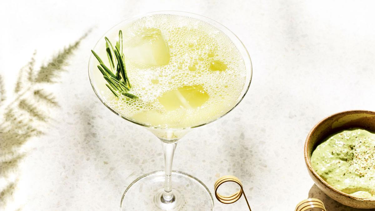 Cocktail-hour: ginger sour en linzenkroketjes met yoghurtdip